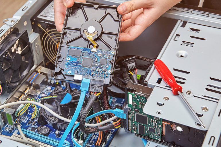 Mac vs PC: Which Operating System Is Better for You? - The Plug - HelloTech