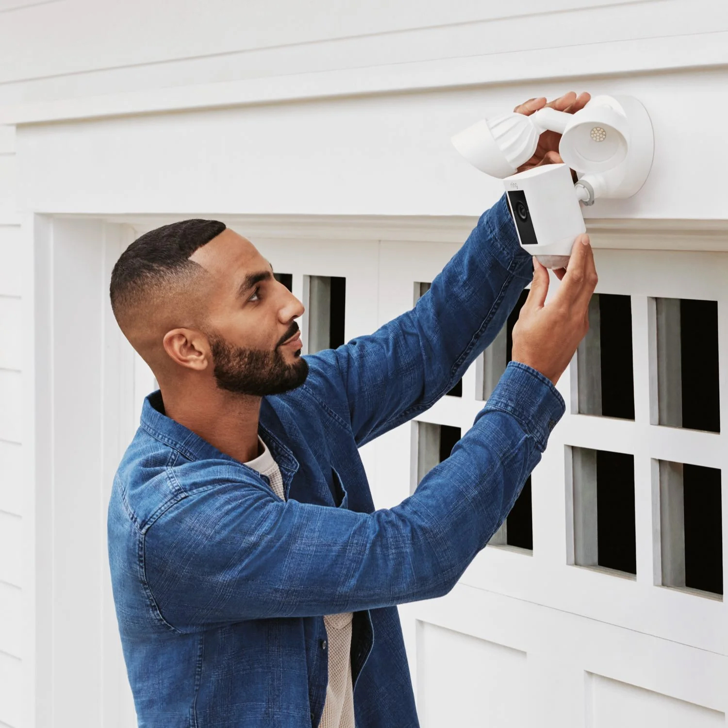 Smart Home Security Vs Traditional Alarm Systems - The Plug - HelloTech